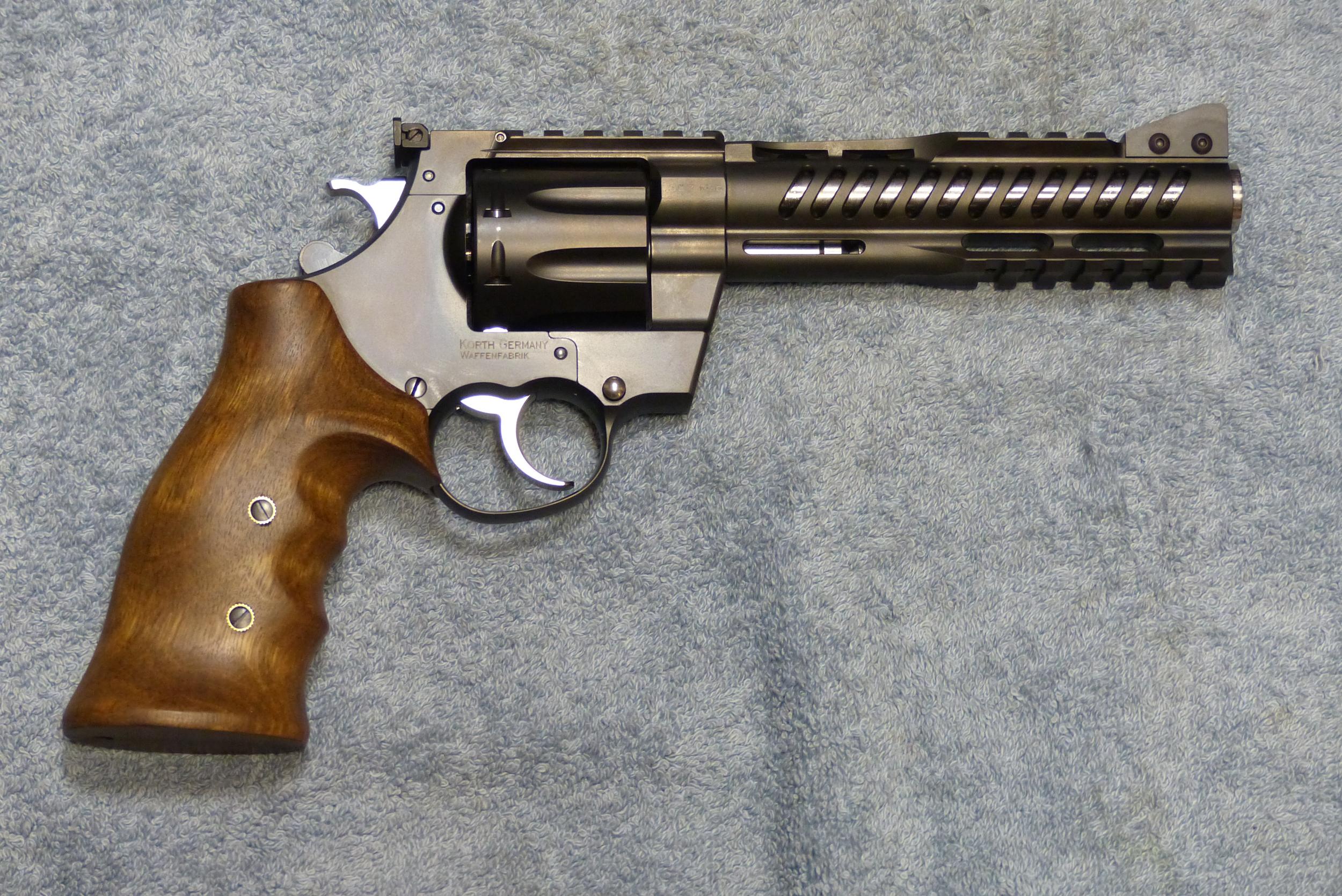 357 magnum, dette er vel kaliberet de fleste velger når de skal kjøpe ...